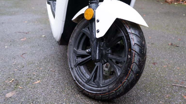Sunra Robo-S review: A stylish all-electric scooter - TotallyEV